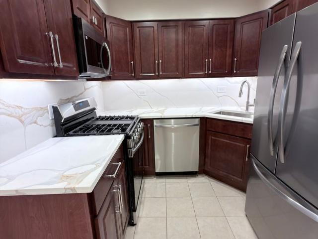 2 BR, 1.5 BA Apartment 444 N State St, Chicago, IL 60654