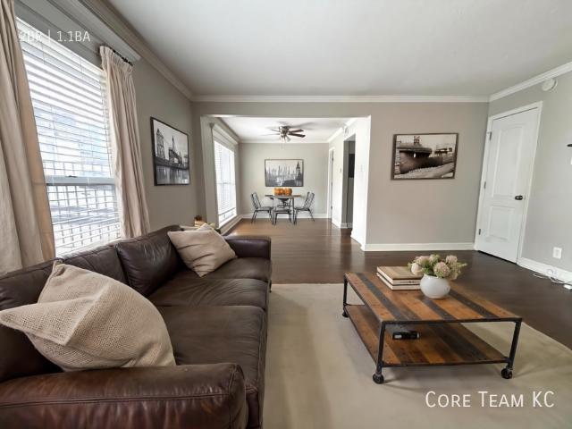 2 BR, 1.5 BA Apartment 4427 Holly St, Kansas City, MO 64111