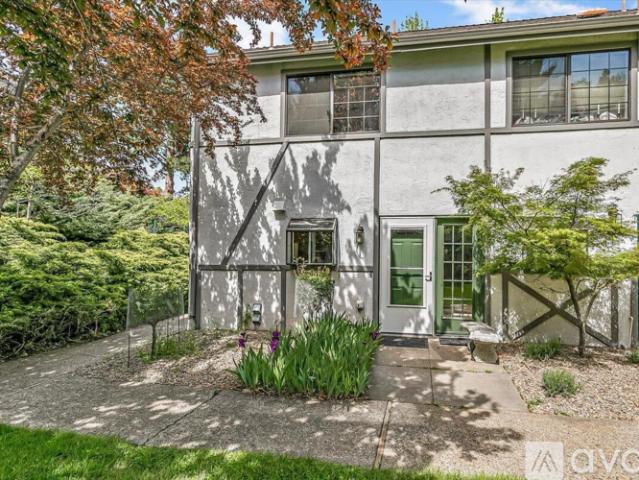 2 BR, 1.5 BA Apartment 495 Chestnut Street, Unit 16, Ashland, OR 97520