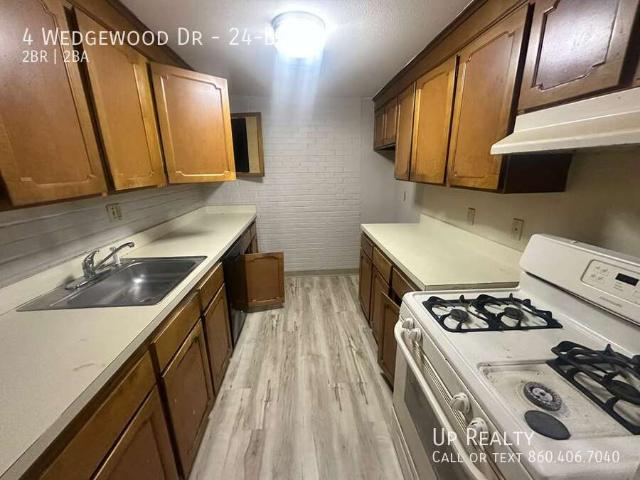 2 BR, 1.5 BA Apartment 4 Wedgewood Dr, Bloomfield, CT 06002