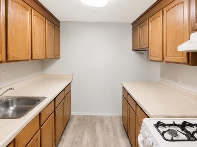 2 BR, 1.5 BA Apartment 4 Wedgewood Dr, Bloomfield, CT 06002