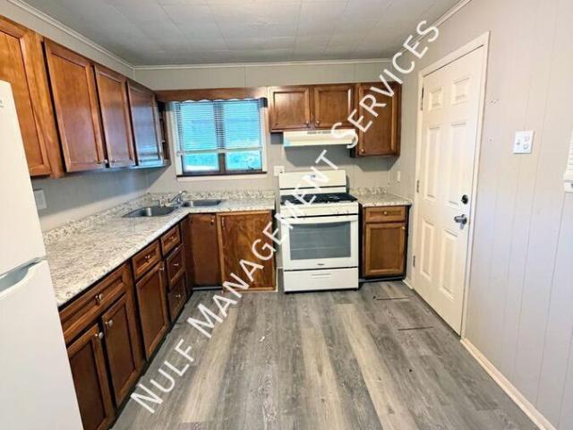 2 BR, 1.5 BA Apartment 506 Farnsworth Avenue, Clairton, PA 15025