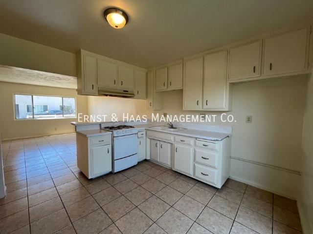 2 BR, 1.5 BA Apartment 5940 Atlantic Ave, Long Beach, CA 90805