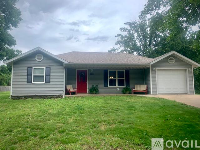 2 BR, 1.5 BA Apartment 612 Craig Street, Reeds Spring, MO 65737