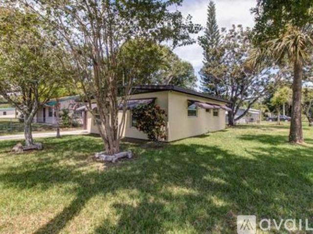 2 BR, 1.5 BA Apartment 660 14th St, Vero Beach, FL 32960