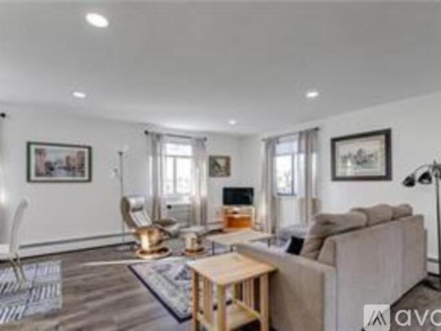 2 BR, 1.5 BA Apartment 66 Girard Avenue Unit 423, Unit 423, Newport, RI 02840