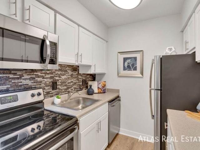 2 BR, 1.5 BA Apartment 818 S Dexter Street, Denver, CO 80246