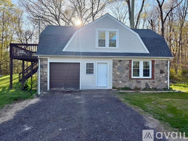 2 BR, 1.5 BA Apartment 859 Main Street, Monroe, CT 06468