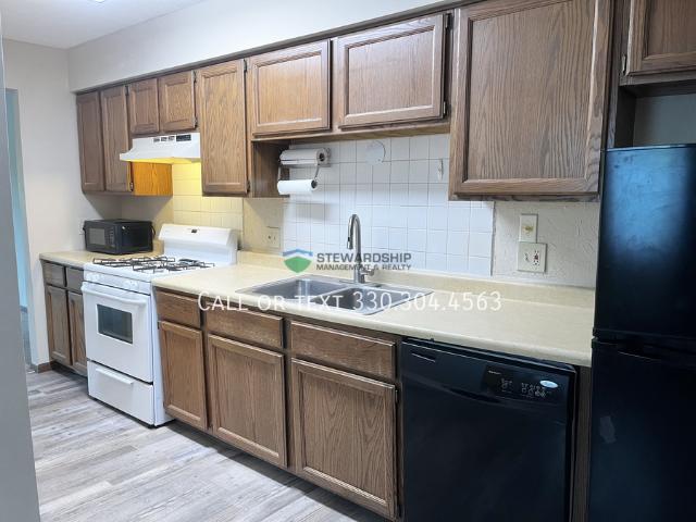 2 BR, 1.5 BA Apartment 931 Trimble Drive, Akron, OH 44307