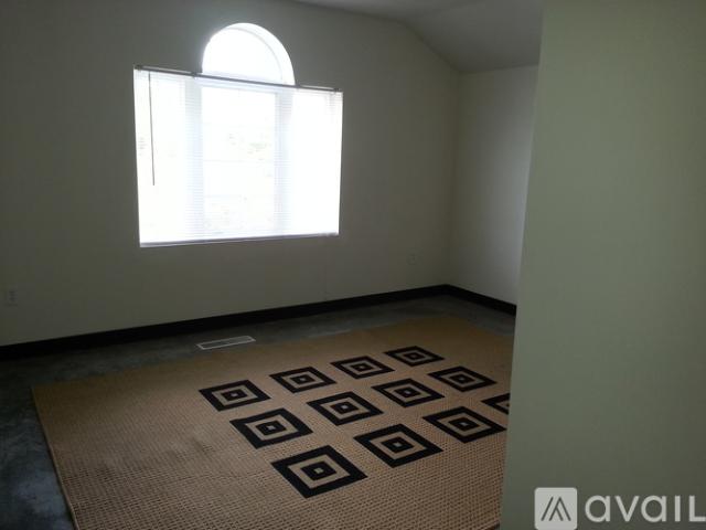 2 BR, 1.5 BA Apartment 943 South Gilbert Street, Unit 32, Iowa City, IA 52240