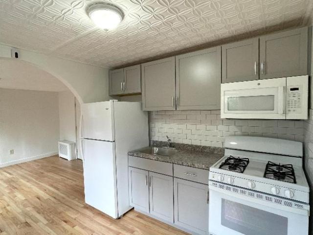 2 Br, 1 bath, Townhouse/Brownstone/RowHouse 108 Brookside Avenue 1