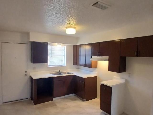 2 Br, 1 bath, Townhouse/Brownstone/RowHouse 100 Plum Ave