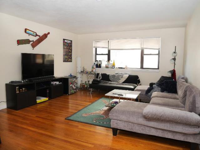 2 Br, 1 bath, Townhouse/Brownstone/RowHouse 1027 Commonwealth Avenue