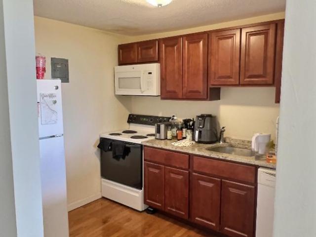 2 Br, 1 bath, Townhouse/Brownstone/RowHouse 1039 Commonwealth Avenue