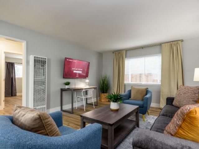 2 Br, 1 bath, Townhouse/Brownstone/RowHouse 1176 King St