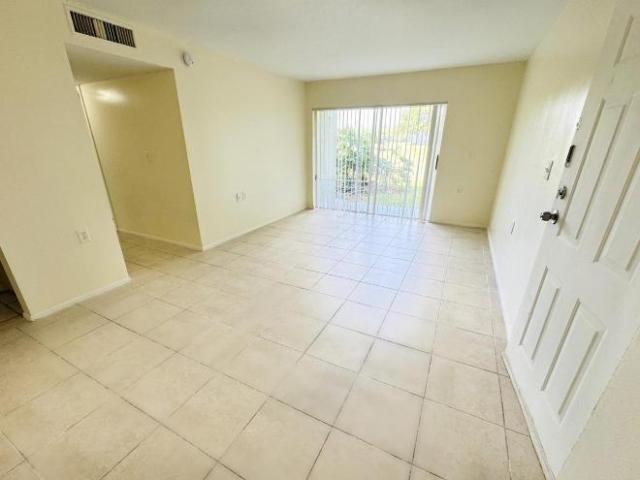 2 Br, 1 bath, Townhouse/Brownstone/RowHouse 1101 N Benoist Farms Road