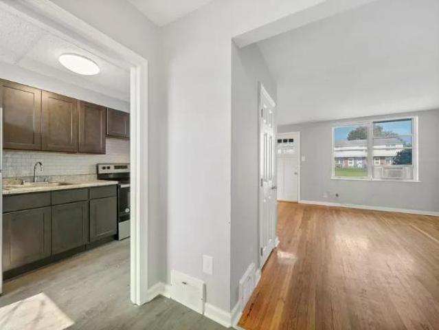 2 Br, 1 bath, Townhouse/Brownstone/RowHouse 111 Wayne Rd