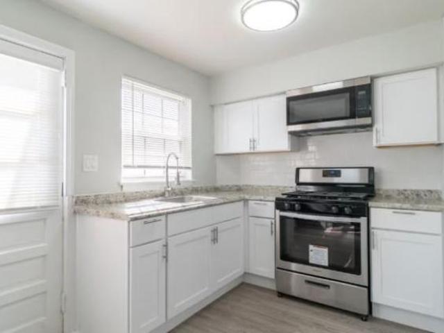 2 Br, 1 bath, Townhouse/Brownstone/RowHouse 124 Yorke St