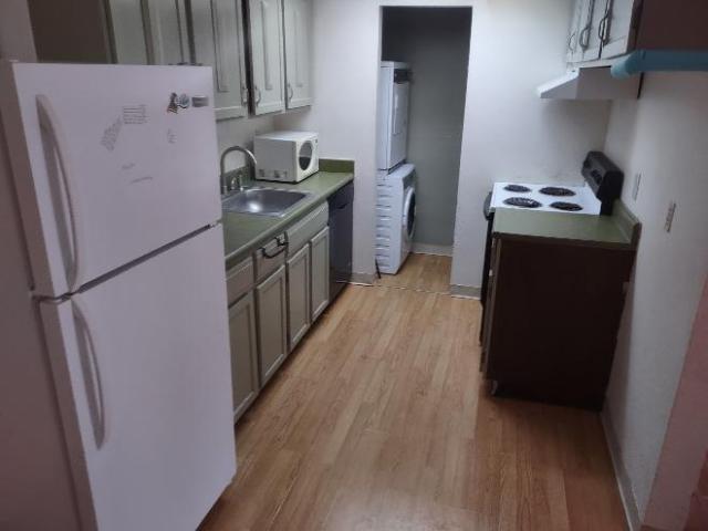 2 Br, 1 bath, Townhouse/Brownstone/RowHouse 1300 Golden Circle #210