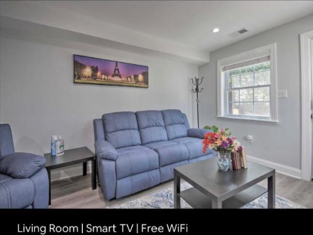 2 Br, 1 bath, Townhouse/Brownstone/RowHouse 1304 Van Buren St NW