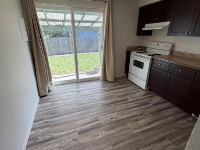 2 Br, 1 bath, Townhouse/Brownstone/RowHouse 1661 Lund Ave