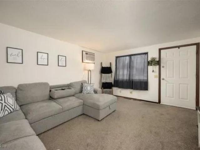 2 Br, 1 bath, Townhouse/Brownstone/RowHouse 227 Berger St N