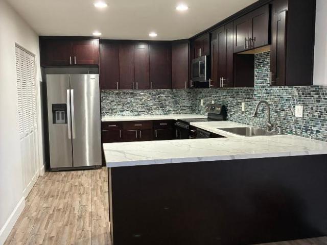 2 Br, 1 bath, Townhouse/Brownstone/RowHouse 2330 Grove Ave