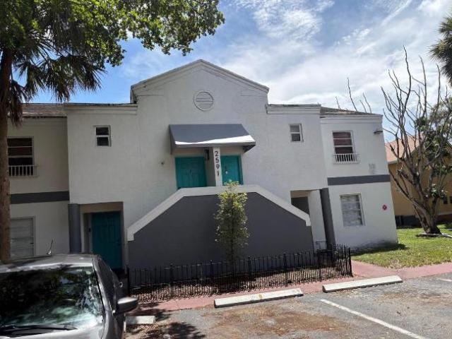 2 Br, 1 bath, Townhouse/Brownstone/RowHouse 2591 Nw 56th Ave