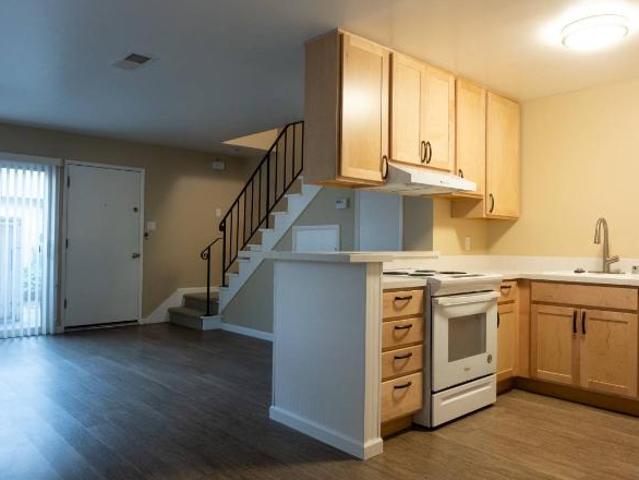 2 Br, 1 bath, Townhouse/Brownstone/RowHouse 2525 Sir Francis Drake Blvd