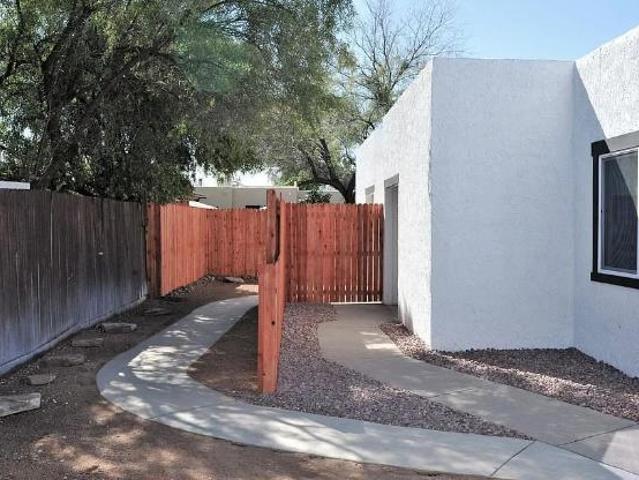 2 Br, 1 bath, Townhouse/Brownstone/RowHouse 3318 East Presidio Road