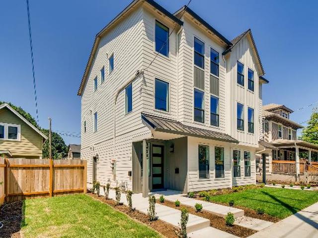 2 Br, 1 bath, Townhouse/Brownstone/RowHouse 3955 N Vancouver Ave