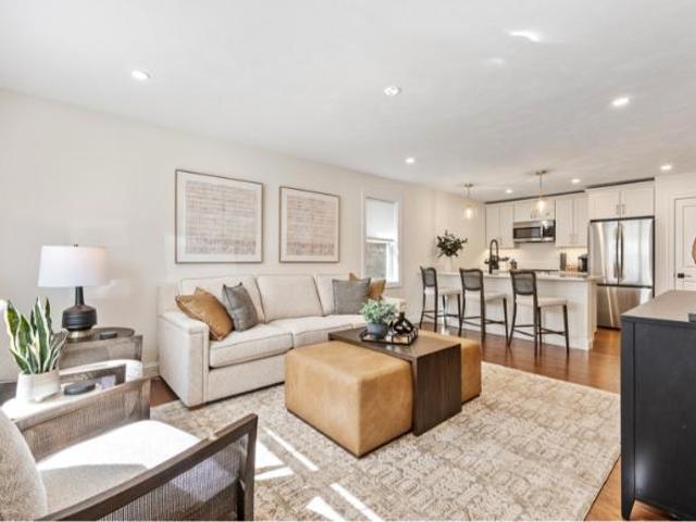 2 Br, 1 bath, Townhouse/Brownstone/RowHouse 404 Oxford St N