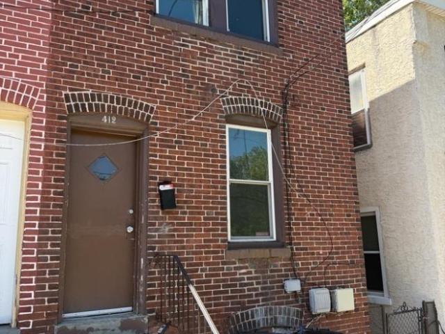 2 Br, 1 bath, Townhouse/Brownstone/RowHouse 412 E Oak St