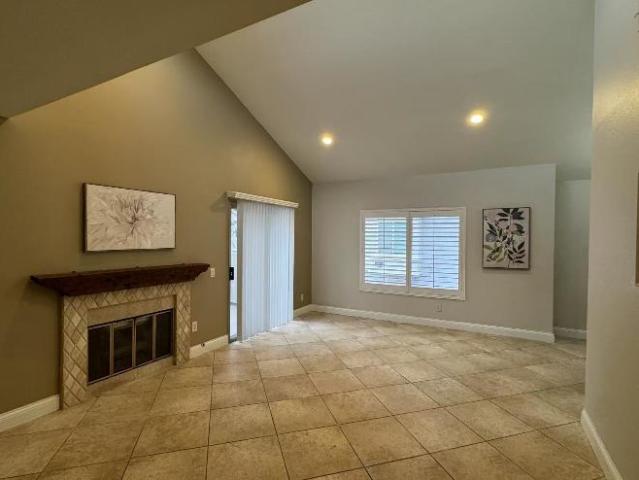 2 Br, 1 bath, Townhouse/Brownstone/RowHouse 444 Golden Springs Drive