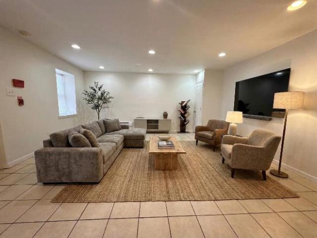 2 Br, 1 bath, Townhouse/Brownstone/RowHouse 5801 Stockton Rd