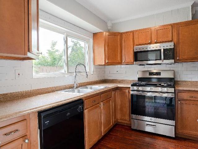 2 Br, 1 bath, Townhouse/Brownstone/RowHouse 600 638 Clymer Ave