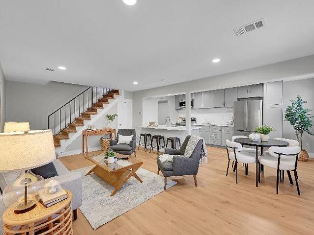 2 Br, 1 bath, Townhouse/Brownstone/RowHouse 7700 W Glasgow Place