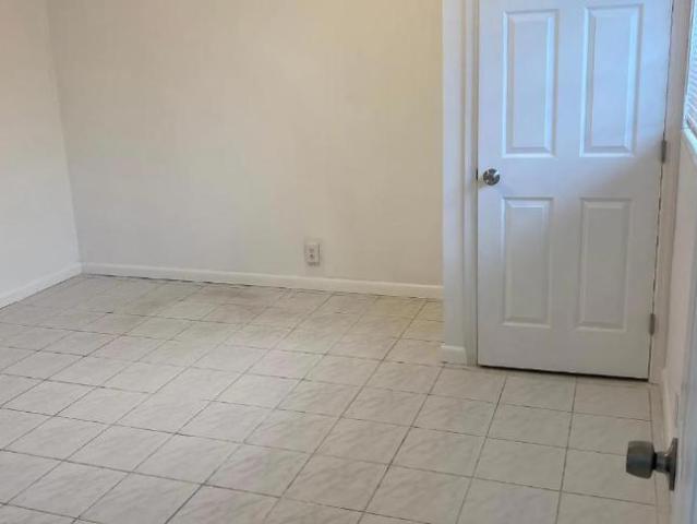 2 Br, 1 bath, Apartment 104 SW 21st Way