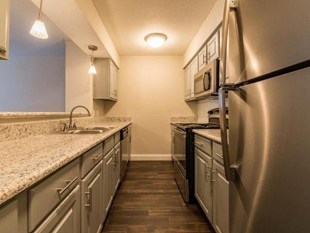 2 Br, 1 bath, Apartment 10830 Stone Canyon Rd