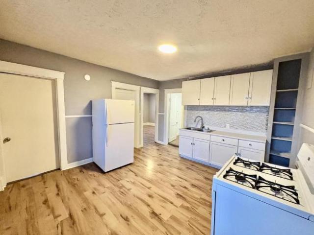 2 Br, 1 bath, Apartment 109 Birch St