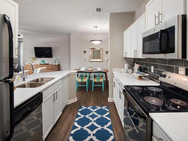 2 Br, 1 bath, Apartment 100 Eighty Oak Ave