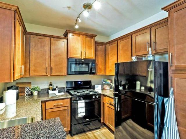 2 Br, 1 bath, Apartment 100 Hawthorne Way