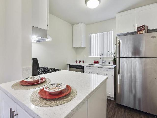 2 Br, 1 bath, Apartment 10140 Sepulveda