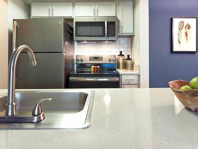 2 Br, 1 bath, Apartment 1015 Glendale Dr
