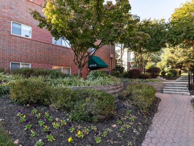 2 Br, 1 bath, Apartment 1018 Woodson Road