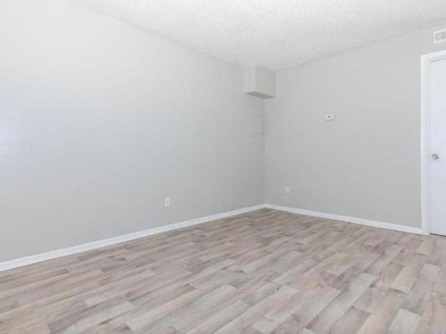2 Br, 1 bath, Apartment 101 N Boulevard