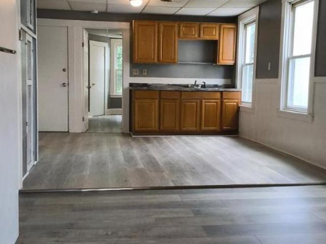 2 Br, 1 bath, Apartment 101 Phillips Avenue