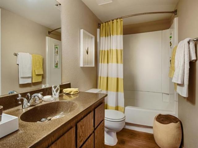 2 Br, 1 bath, Apartment 10201 N 44th Dr