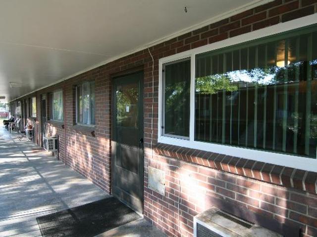 2 Br, 1 bath, Apartment 102 W Ida Ave