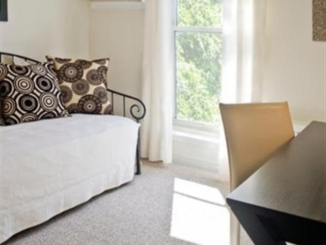 2 Br, 1 bath, Apartment 10 Camelot Court